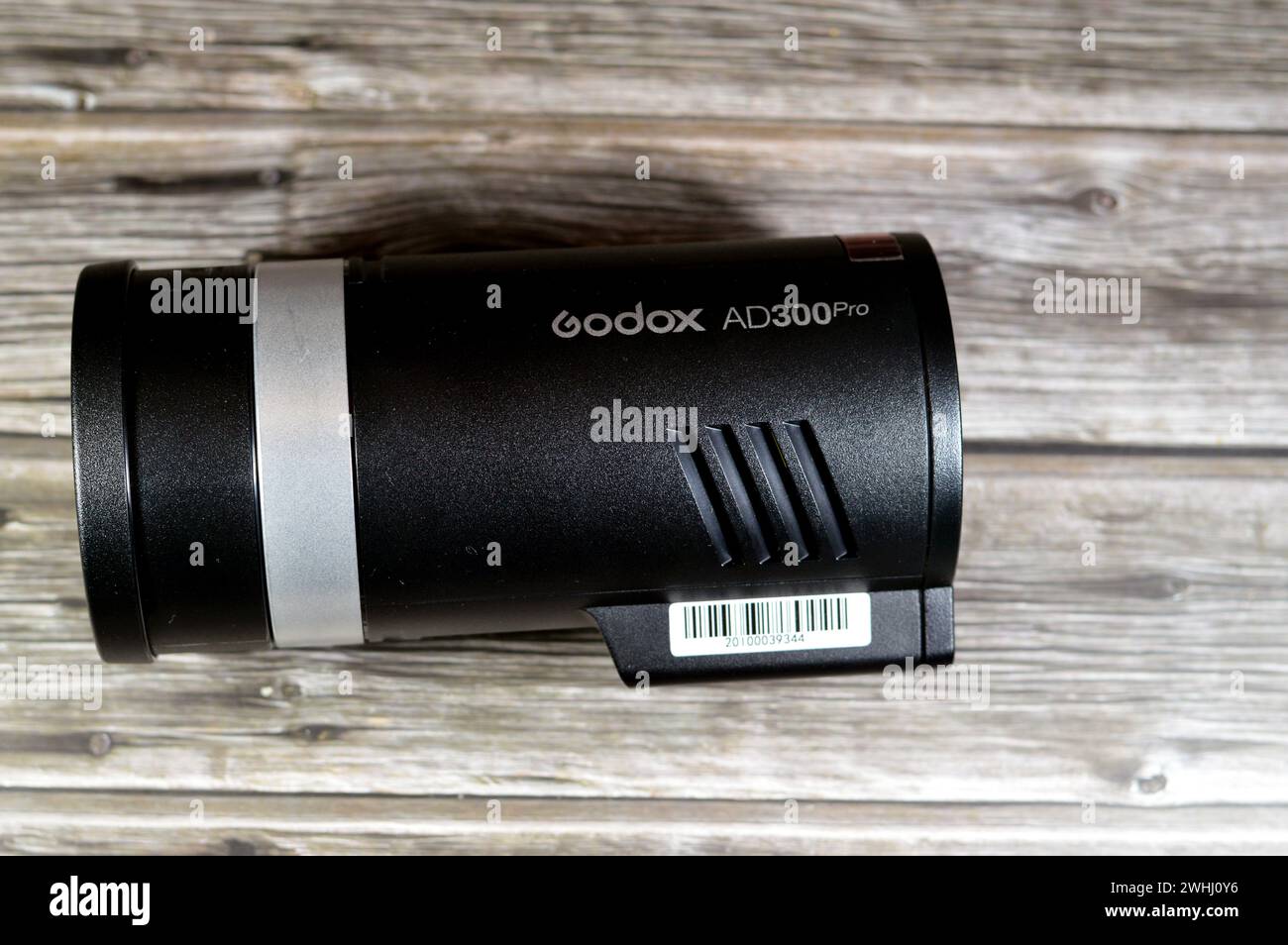 Le Caire, Egypte, 9 février 2024 : une tête de flash extérieure Godox AD300 Pro portable, un ...