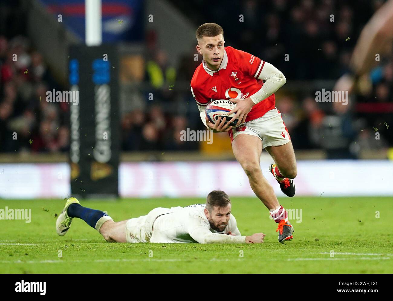 Cameron Winnett du pays de Galles échappe au tacle de l'anglais Elliot ...