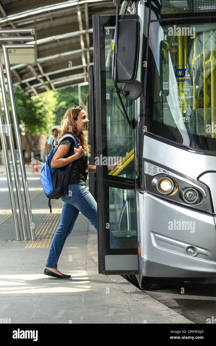 Fille qui monte dans le bus Banque de photographies et d’images à haute ...