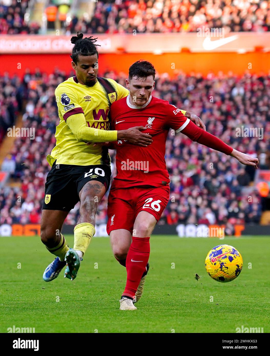 Lorenz Assignon de Burnley (à gauche) et Andrew Robertson de Liverpool ...