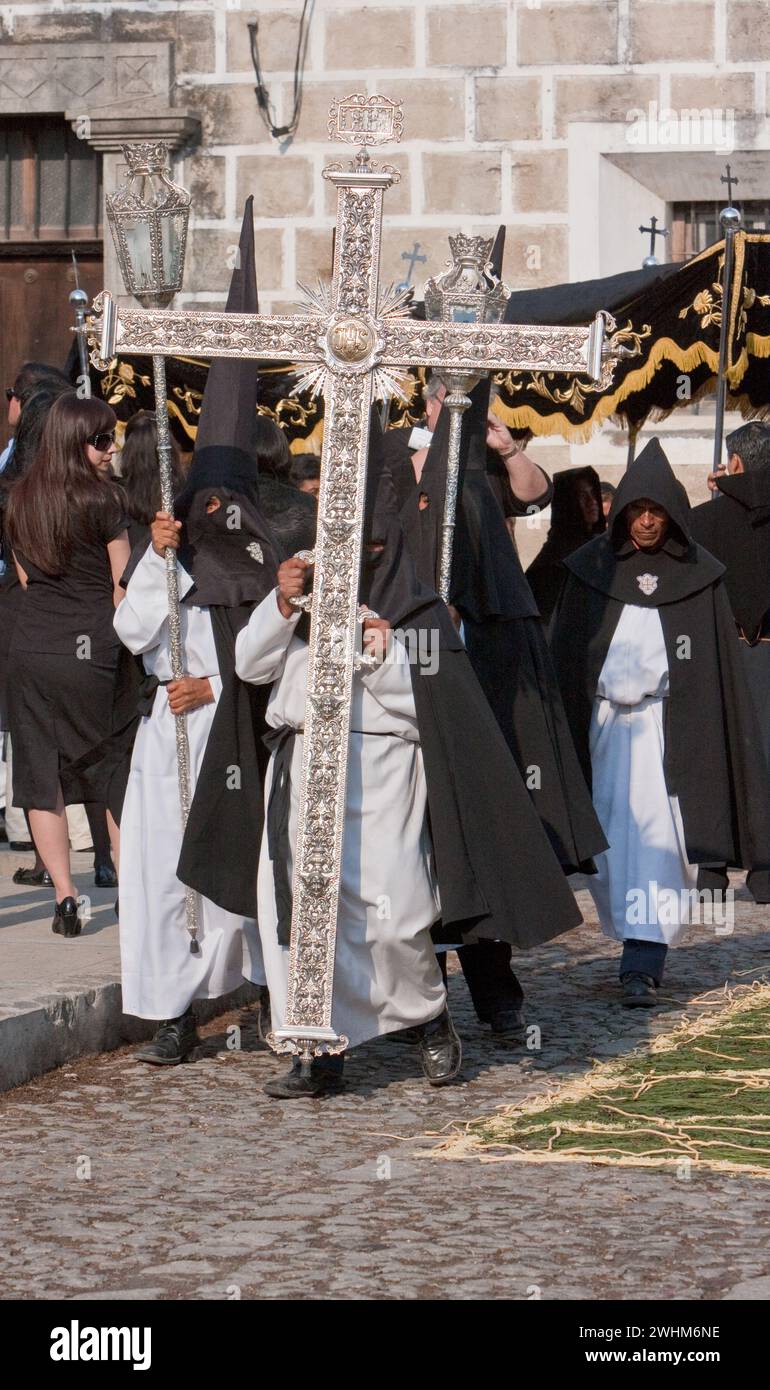 Pénitent avec croix à la procession semana santa Banque de ...