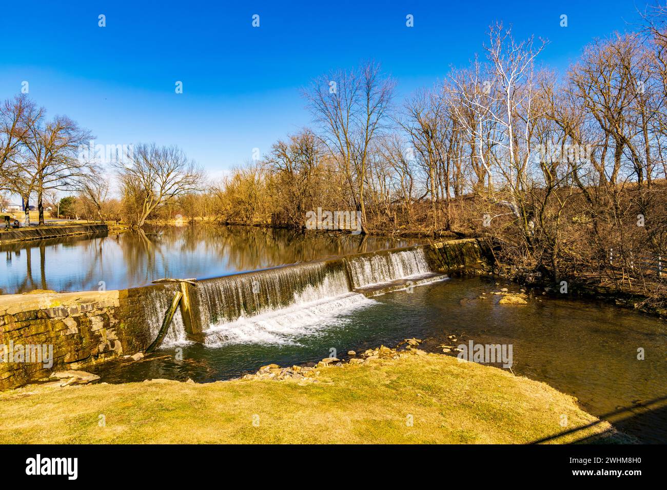 Vue d'un barrage de chute d'eau fabriqué par l'homme pour l ... Vue d'un barrage de chute d'eau fabriqué par l'homme pour l ...