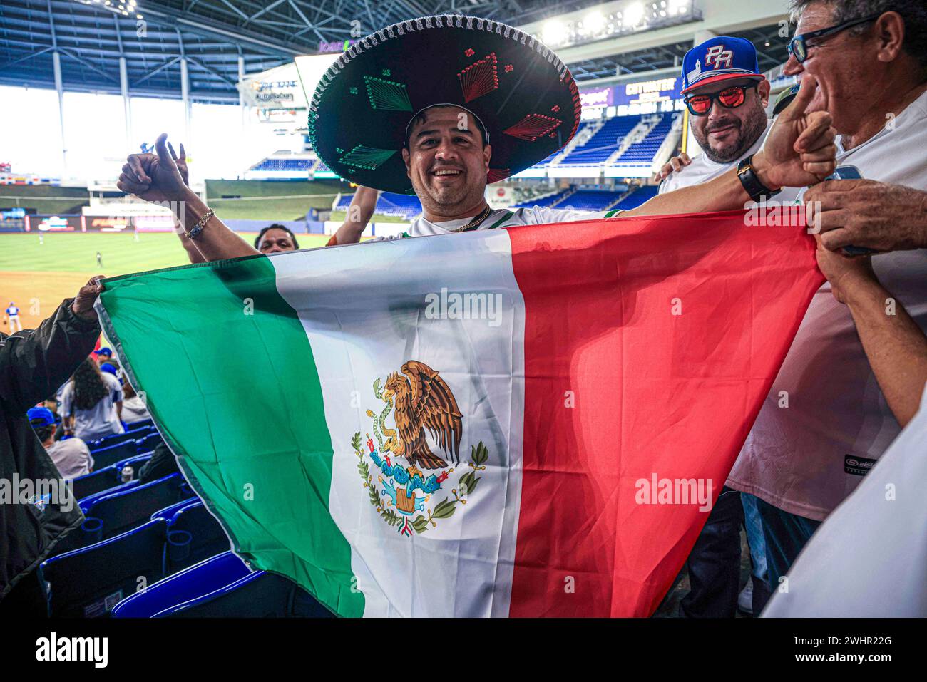 MIAMI, FLORIDE - 1er FÉVRIER : un fan avec le drapeau du Mexique, lors ...