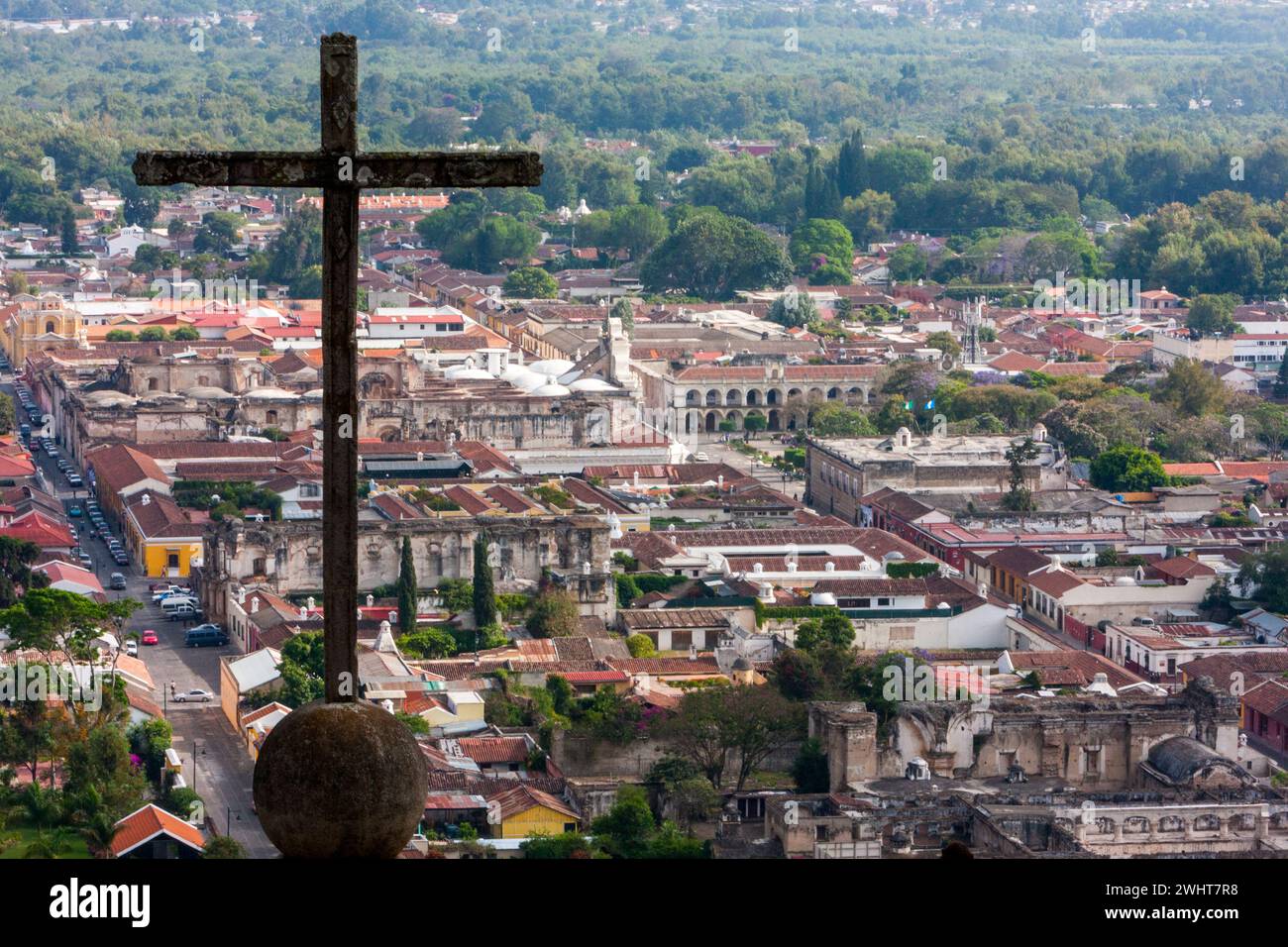 Antigua, Guatemala. Vue de Cerro de la Cruz. Cathédrale et ruines de ...