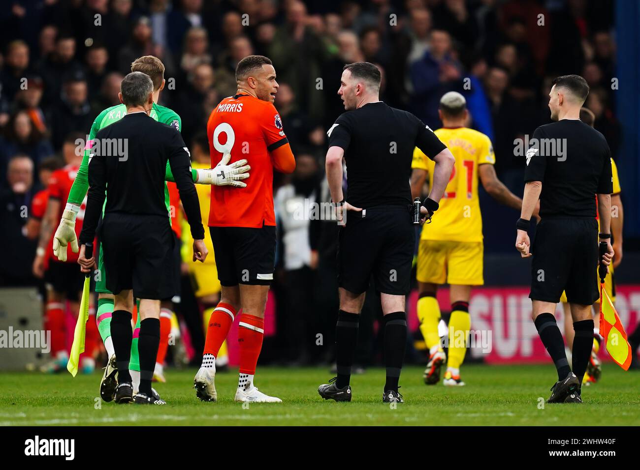 Carlton Morris de Luton Town se dispute avec Christopher Kavanagh lors ...