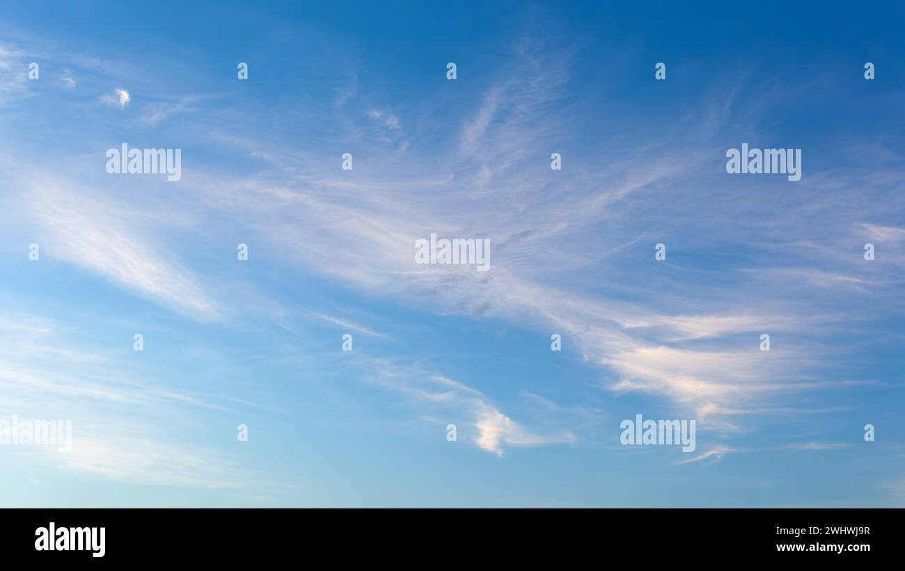 Ciel pâle bleu clair avec des nuages Banque de photographies et d ...