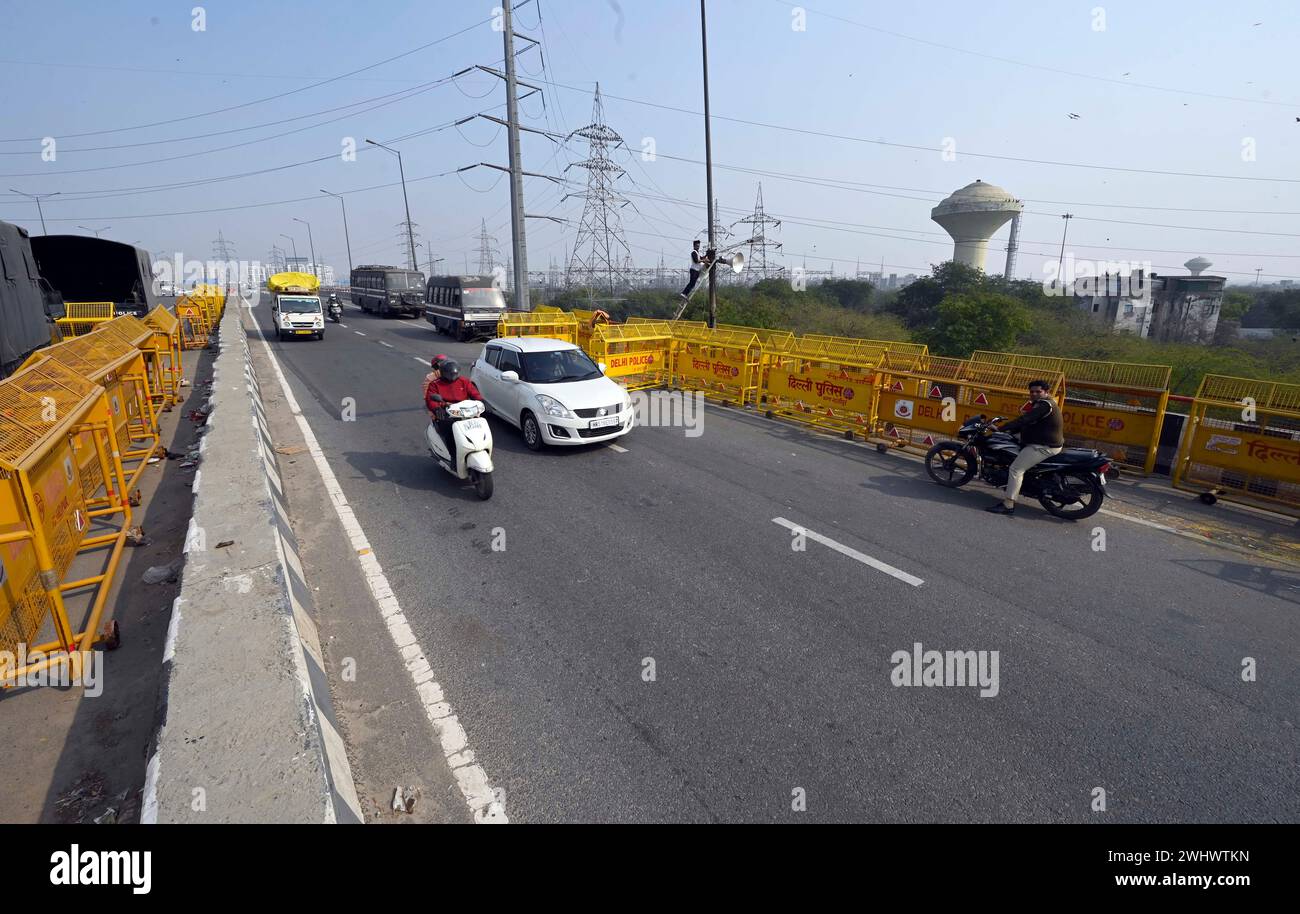 NEW DELHI, INDE - 11 FÉVRIER : les fonctionnaires de la police de Delhi ...
