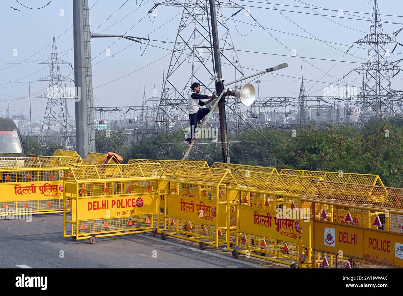 NEW DELHI, INDE - 11 FÉVRIER : les fonctionnaires de la police de Delhi ...
