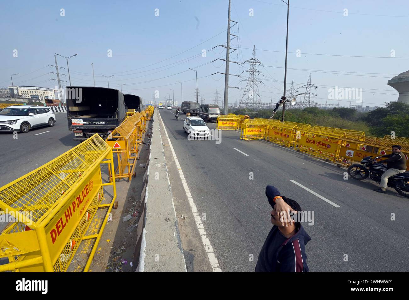 NEW DELHI, INDE - 11 FÉVRIER : les fonctionnaires de la police de Delhi ...