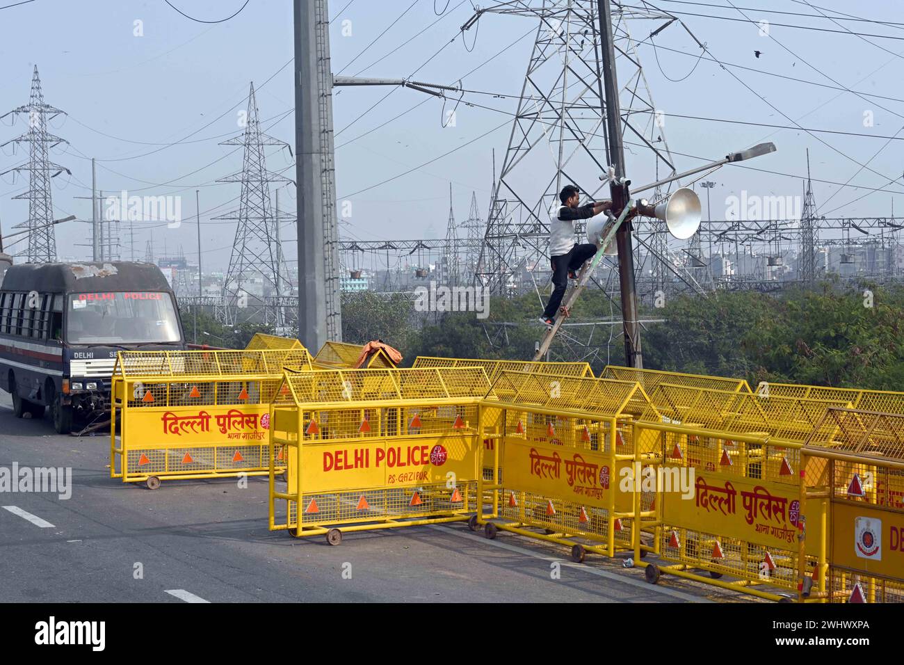 NEW DELHI, INDE - 11 FÉVRIER : les fonctionnaires de la police de Delhi ...