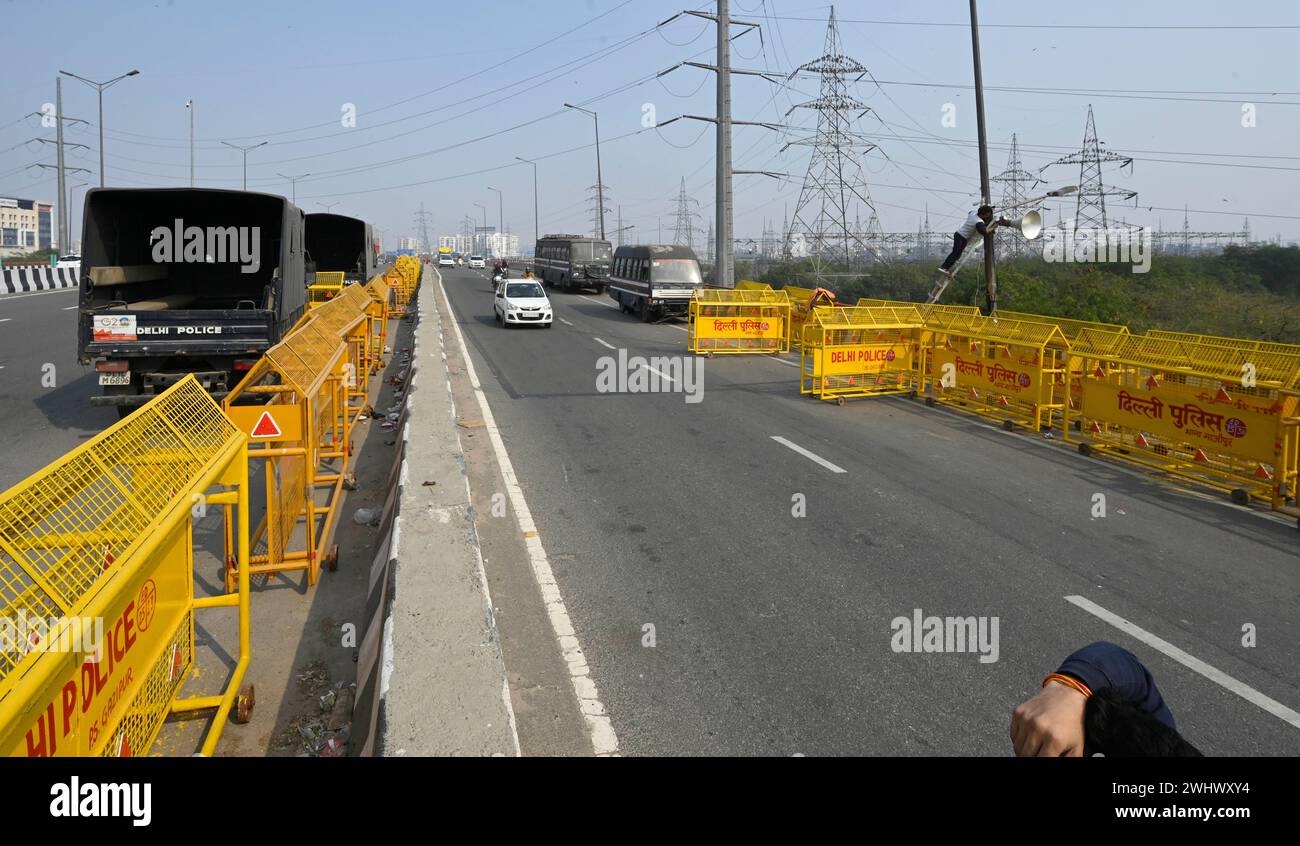 NEW DELHI, INDE - 11 FÉVRIER : les fonctionnaires de la police de Delhi ...