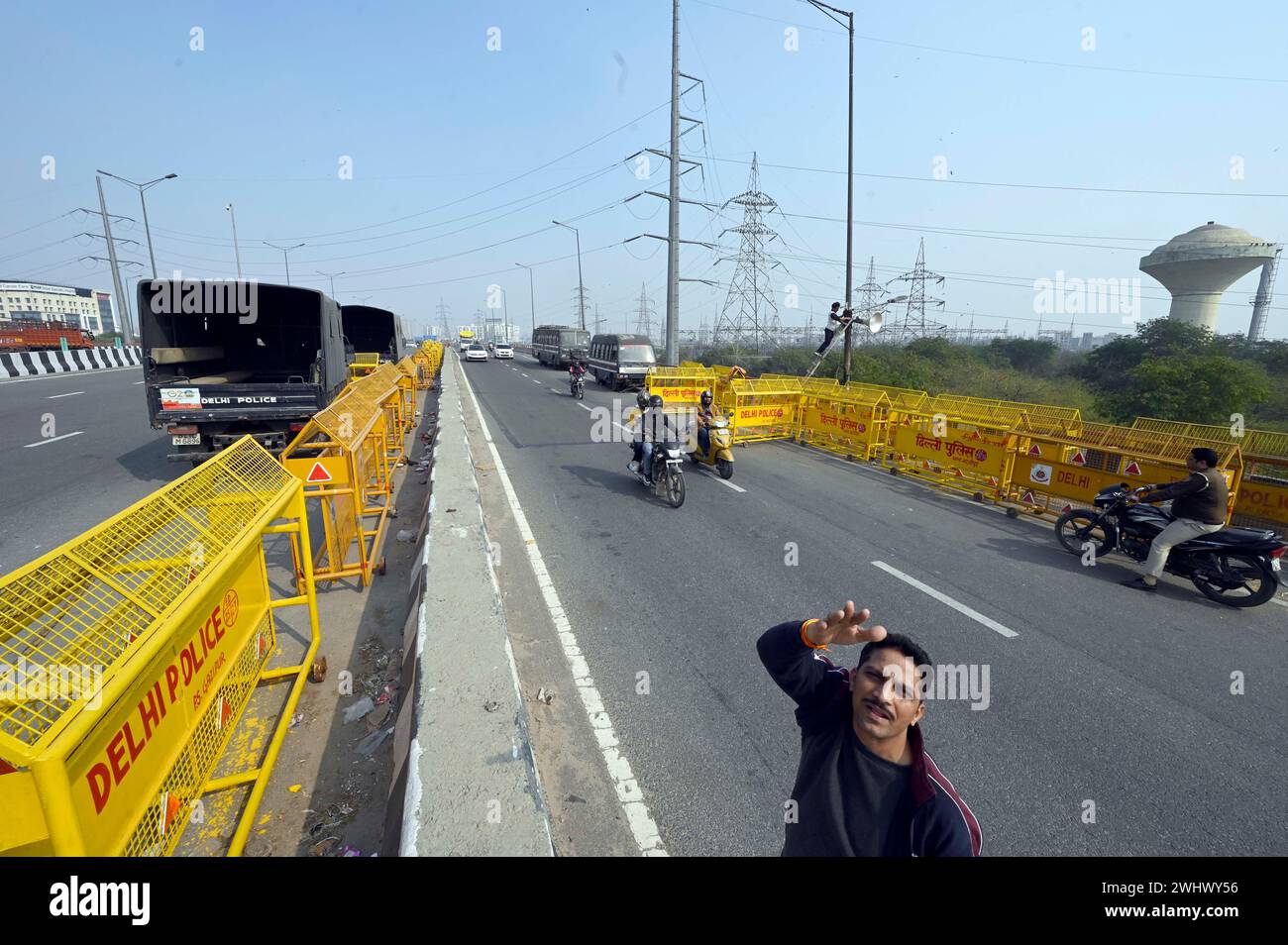 NEW DELHI, INDE - 11 FÉVRIER : les fonctionnaires de la police de Delhi ...