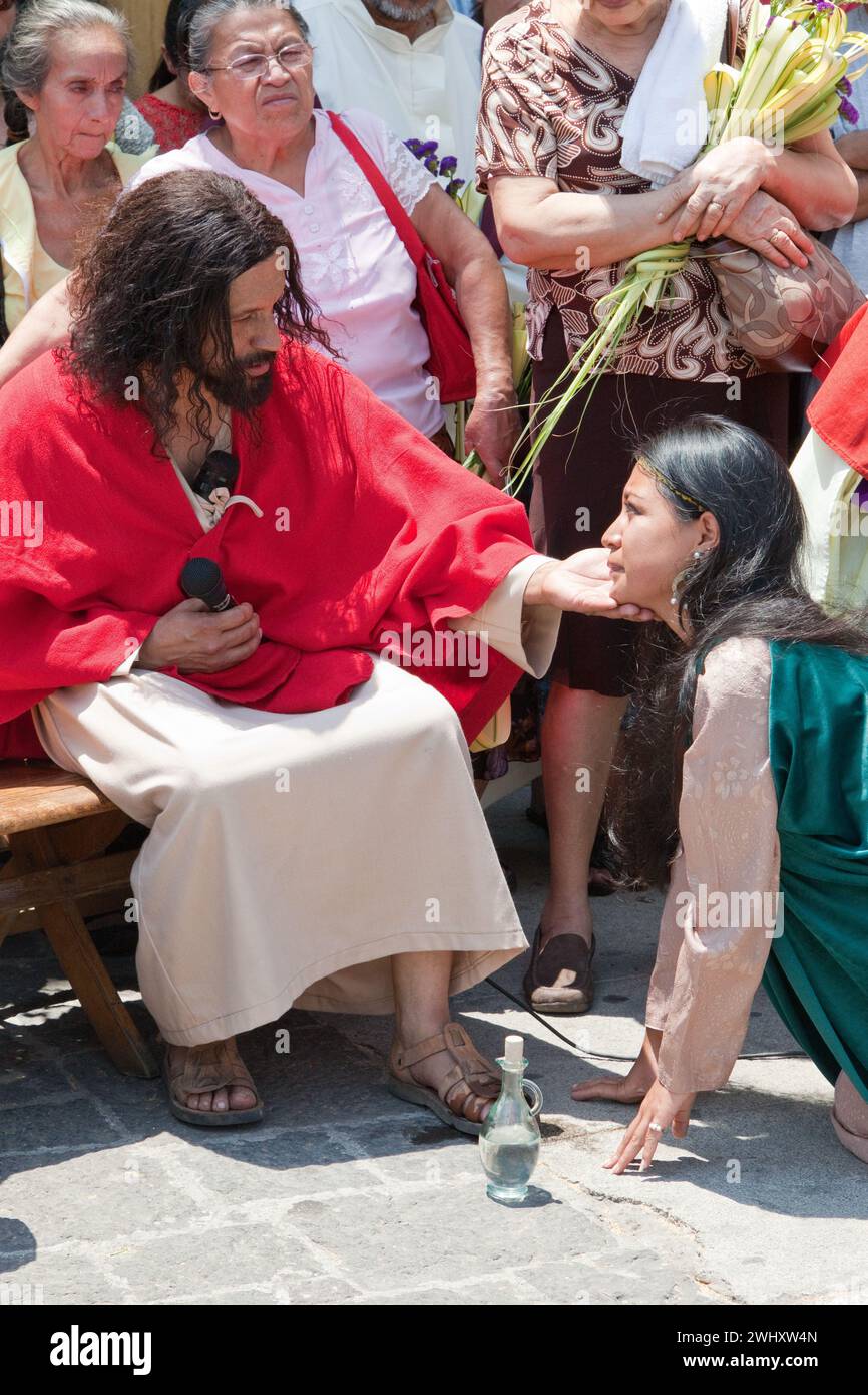 Jésus bénit la femme qui lave ses pieds avec ses larmes, les sèche avec ...