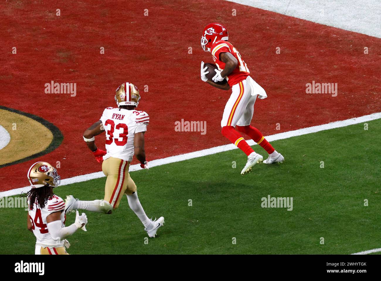 Patrick Mahomes (15 ans), le quarterback des Kansas City Chiefs, remet ...