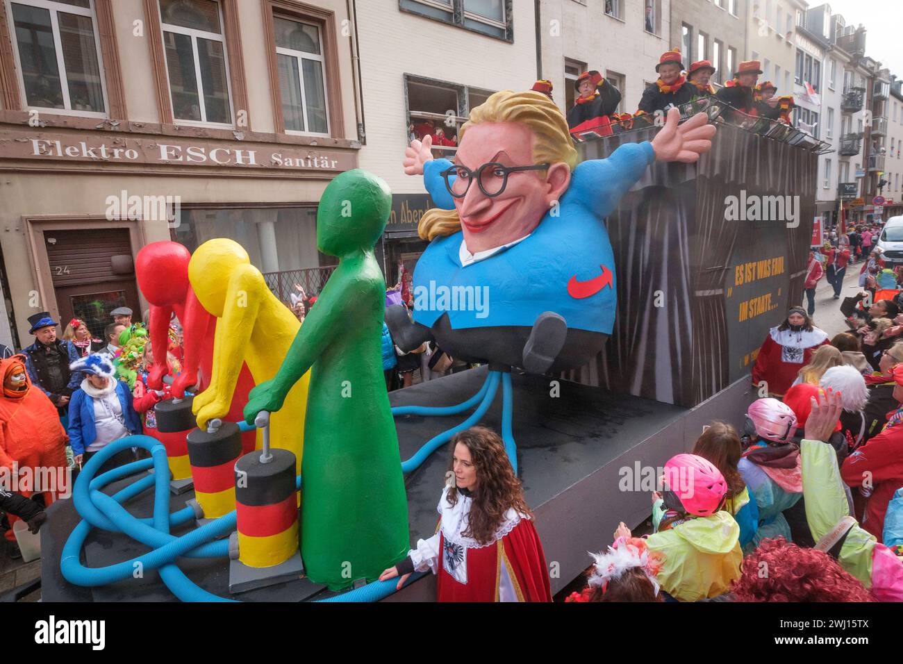 Tausende Jecken beim Strassenkarneval am Rosenmontag 12.02.2024 à Koeln ...