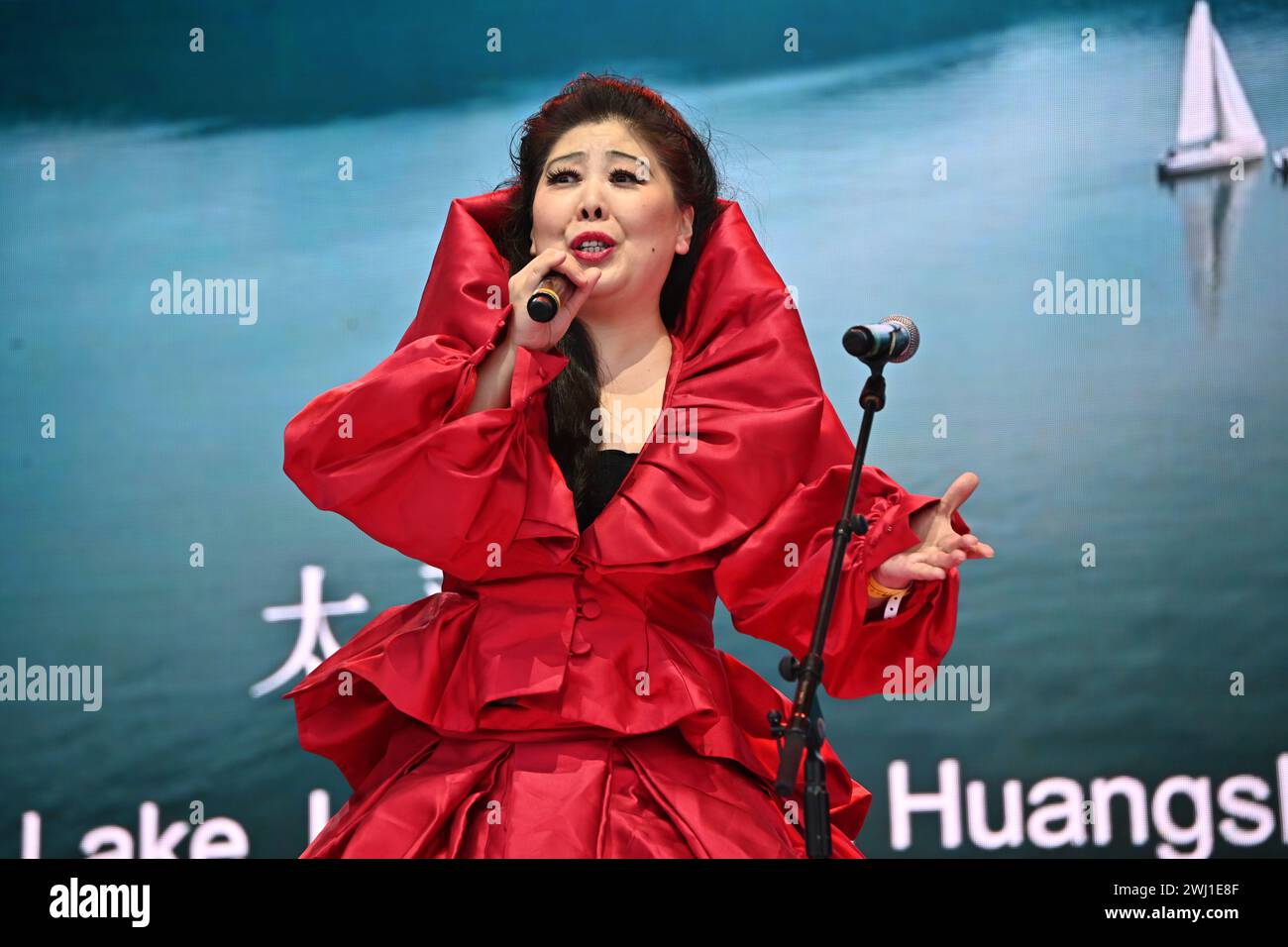 Trafalgar Square, Londres, Royaume-Uni, 11 février 2024 : la chanteuse chinoise Beibei Wang 'I ...