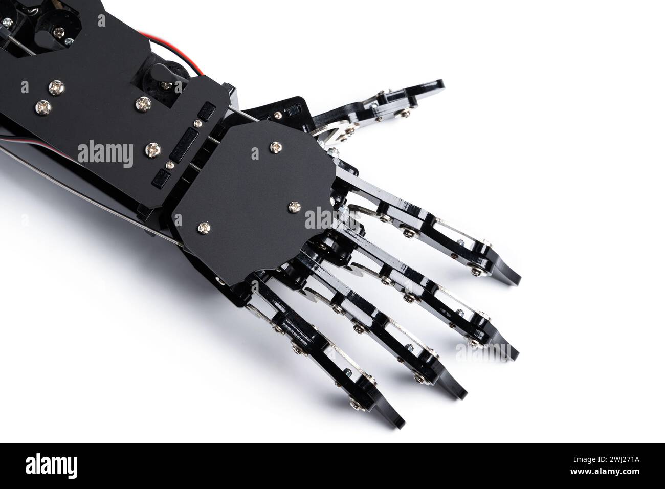 Vraie main de robot sur fond blanc. Concepts de développement de l'IA ...