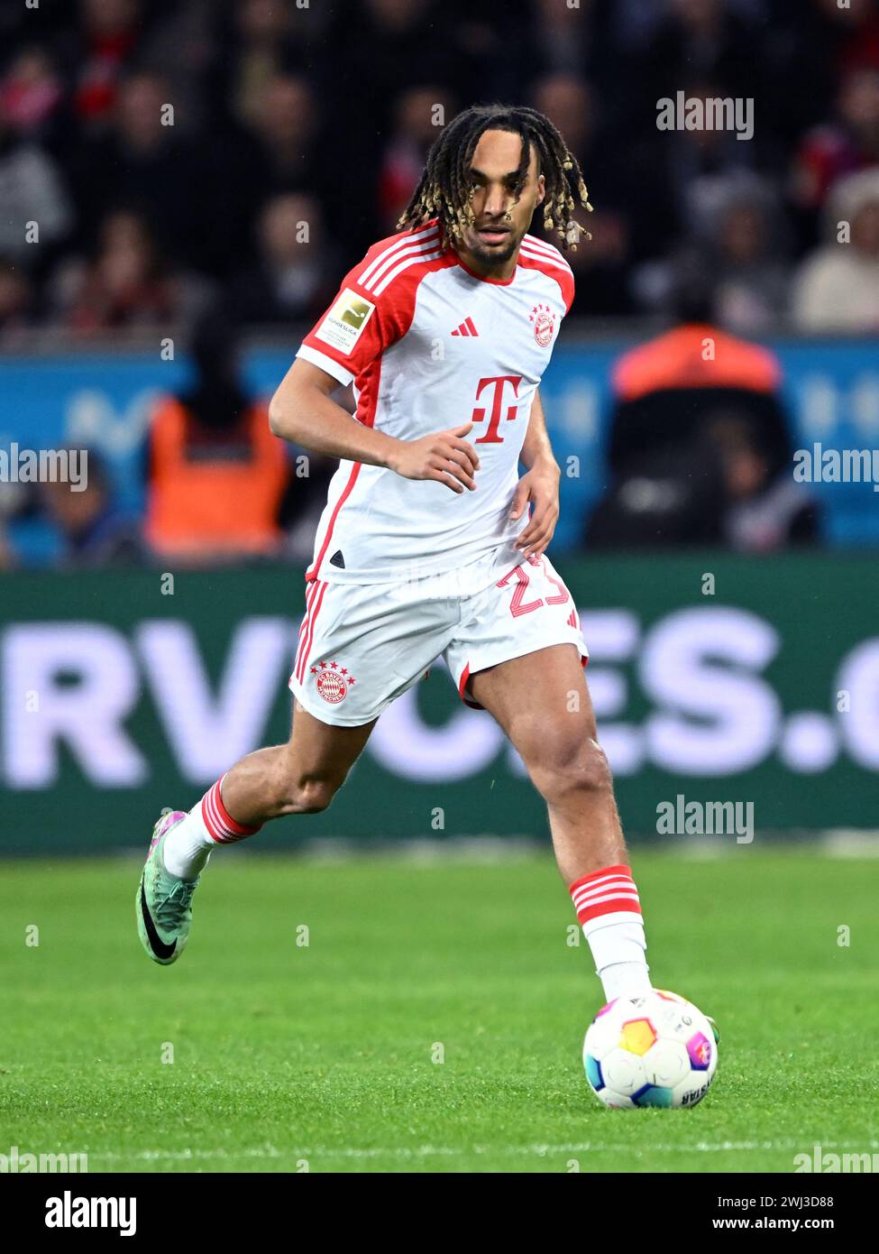 LEVERKUSEN - Sacha Boey du FC Bayern Munchen lors du match de ...
