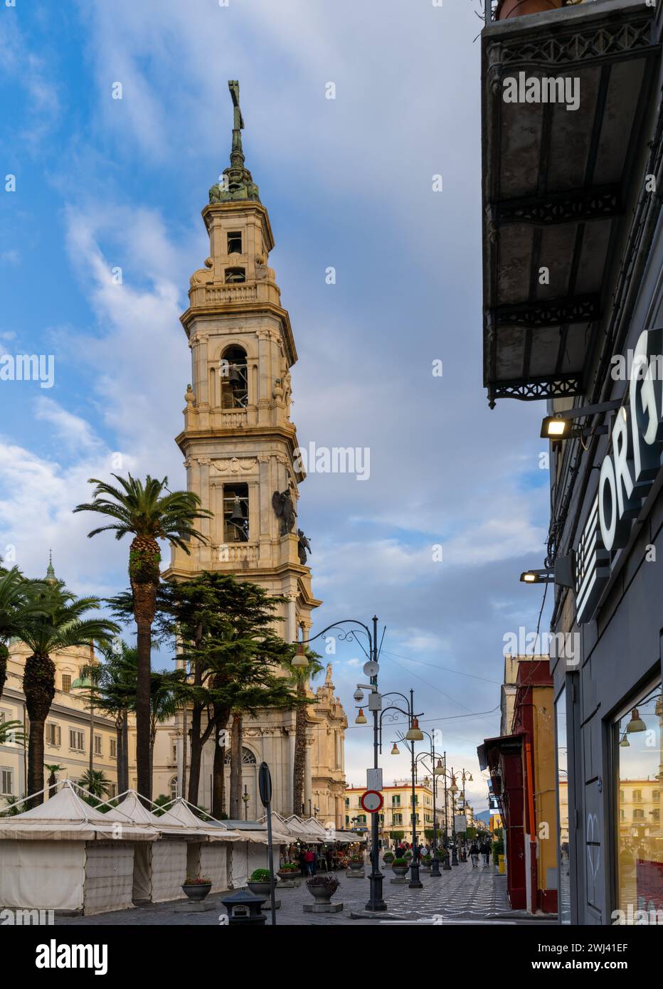 Vue sur le centre-ville de Pompéi et le Sanctuaire de la Vierge du ...