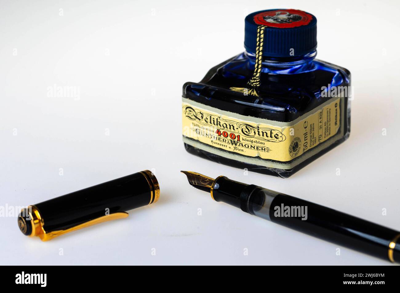 Ein Füllfederhalter ist ein Schreibgerät in Stiftform, das mittels ...