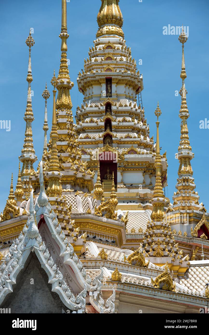 L'architecture traditionnelle du toit du temple de Wat non Kum, Sikhio ...