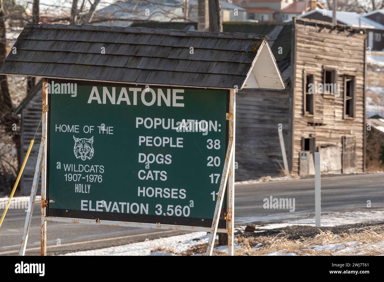 Small town population sign Banque de photographies et d’images à haute ...