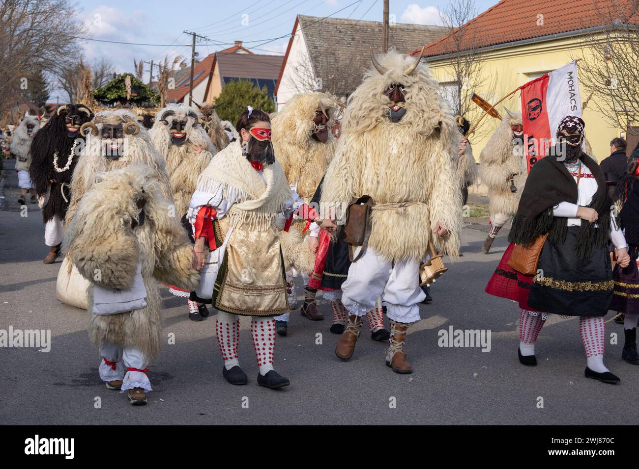 Porter des masques en bois Banque de photographies et d’images à haute ...