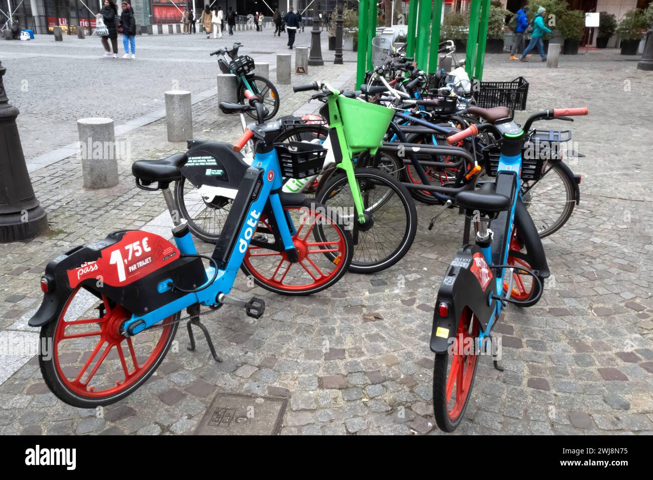 Dott Mietebikes und Mietfahrräder stehen in der Innenstadt von Paris ...