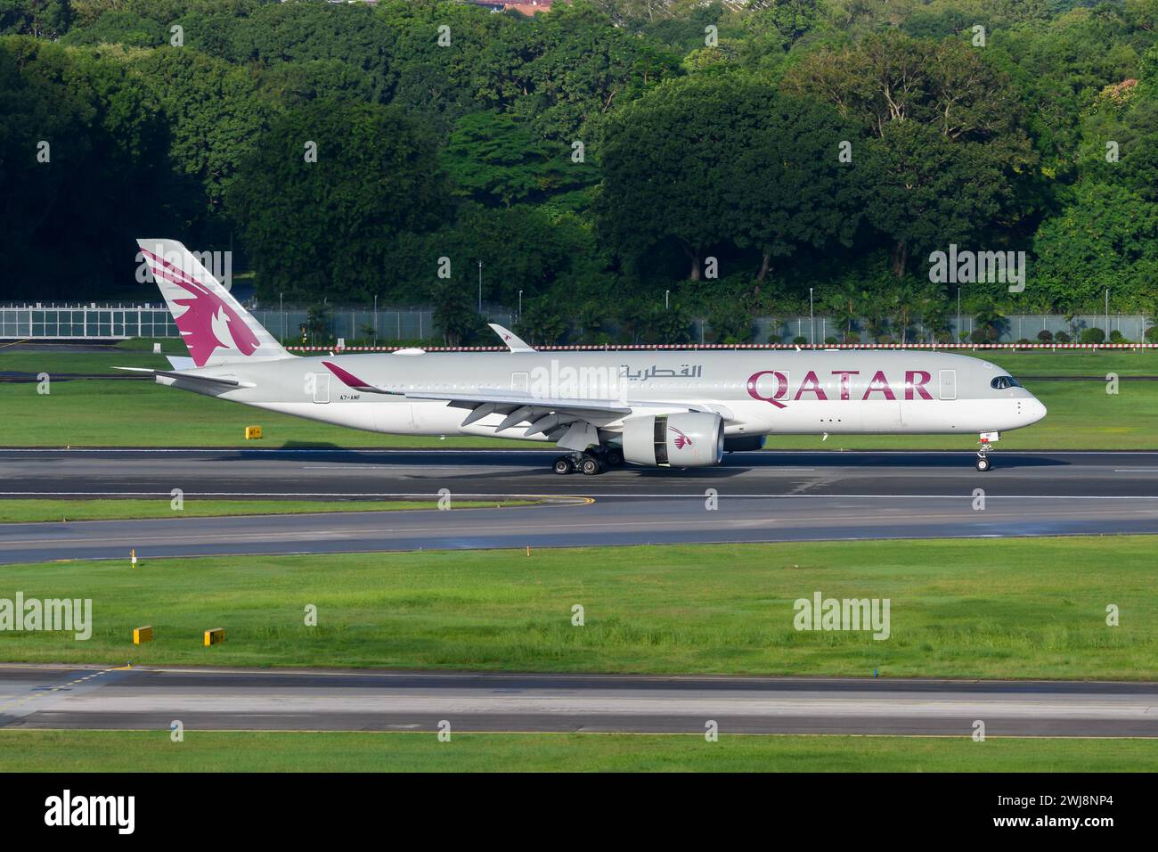 Atterrissage d'un Airbus A350 de Qatar Airways. Avion A350XWB modèle de ...