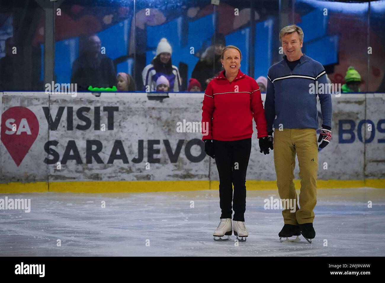 Les patineurs Jayne Torvill et Christopher Dean se joignent aux enfants ...