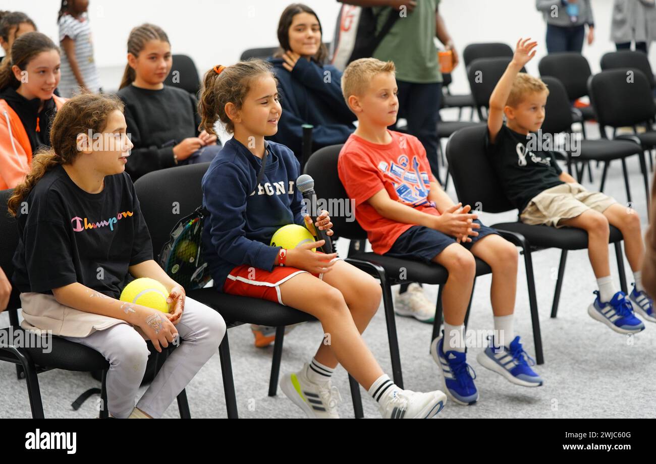 La qualificative américaine Danielle Collins interagit avec les fans ...