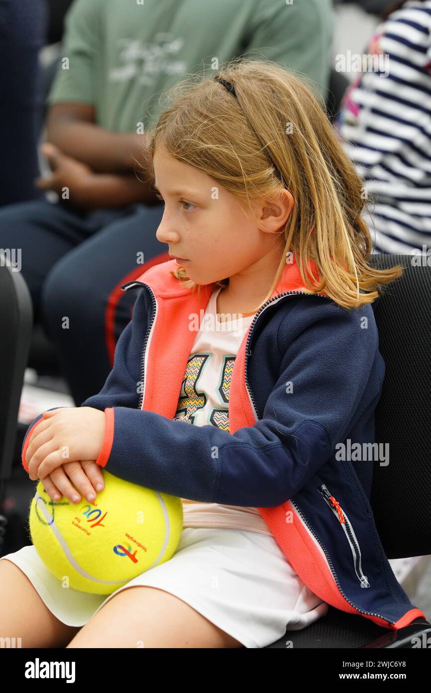 La qualificative américaine Danielle Collins interagit avec les fans ...