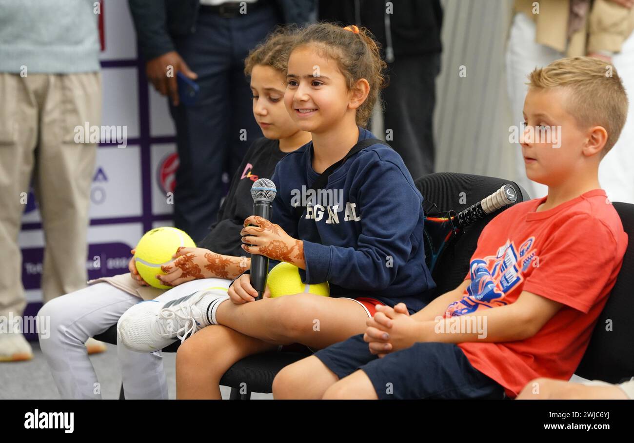 La qualificative américaine Danielle Collins interagit avec les fans ...