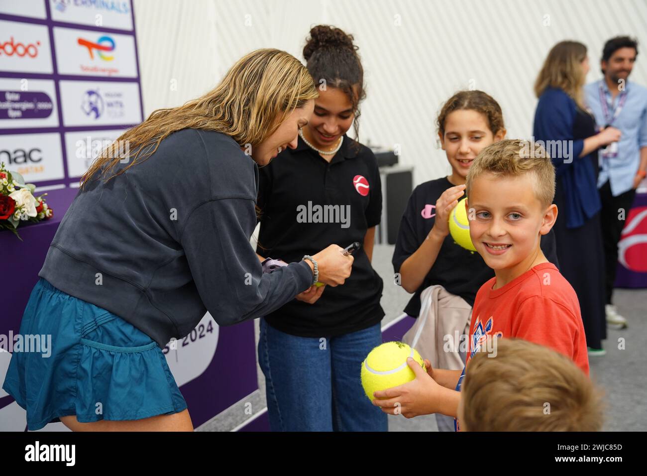 La qualificative américaine Danielle Collins interagit avec les fans ...