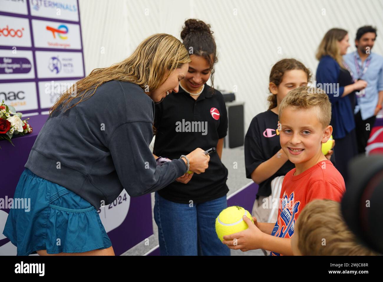 La qualificative américaine Danielle Collins interagit avec les fans ...