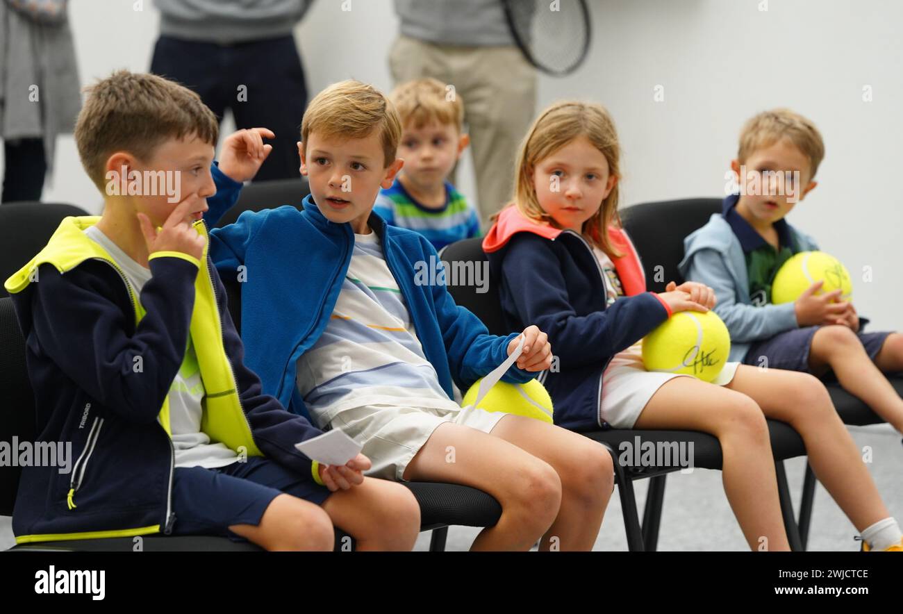 La qualificative américaine Danielle Collins interagit avec les fans ...
