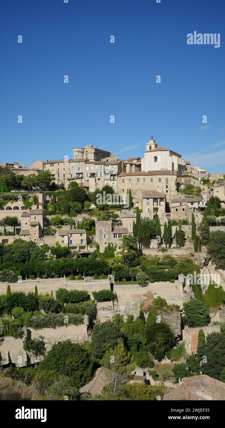 Le village de Gordes dans le Parc naturel régional du Luberon (sud-est ...