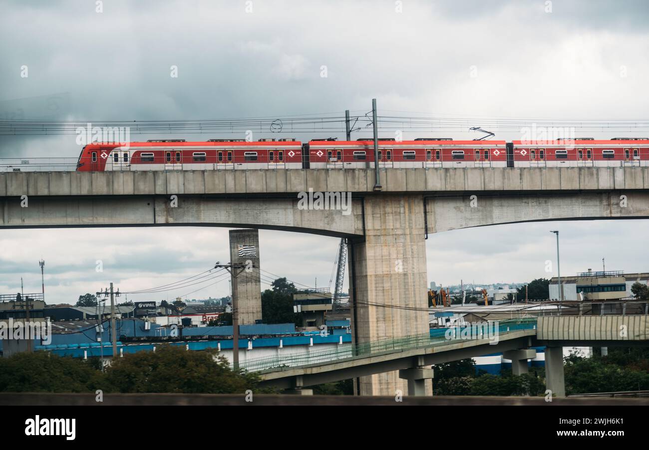 Train sur un pont Banque de photographies et d’images à haute ...