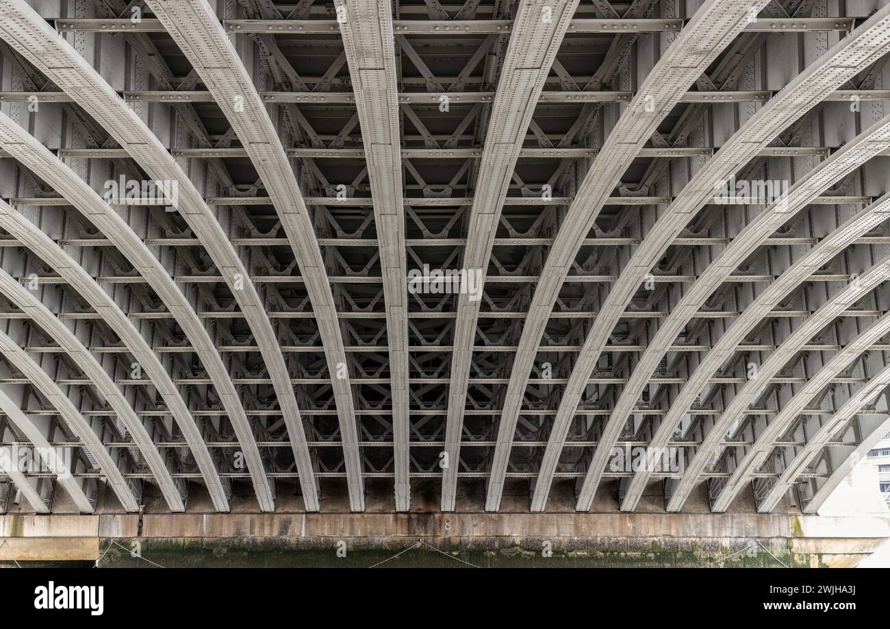 Vue de la structure et des poutres sous le pont en acier incurvé ...