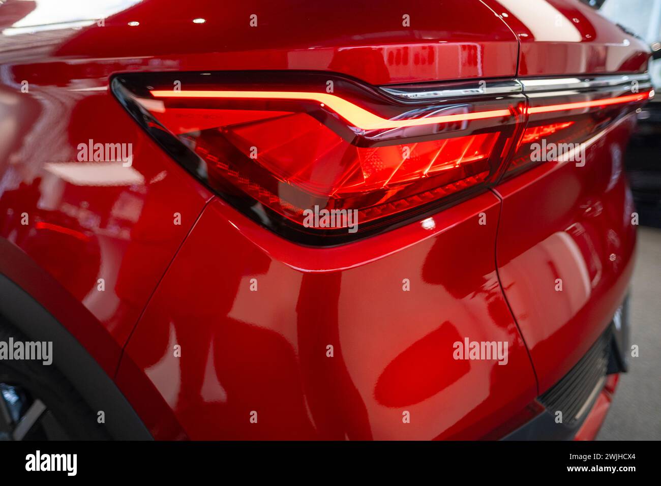 Une partie de la voiture rouge BYD ATTO 3, feux arrière, vue arrière ...