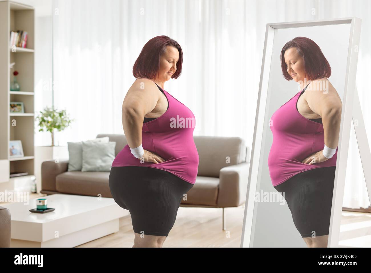 Femme debout devant un miroir Banque de photographies et d’images à haute résolution - Alamy