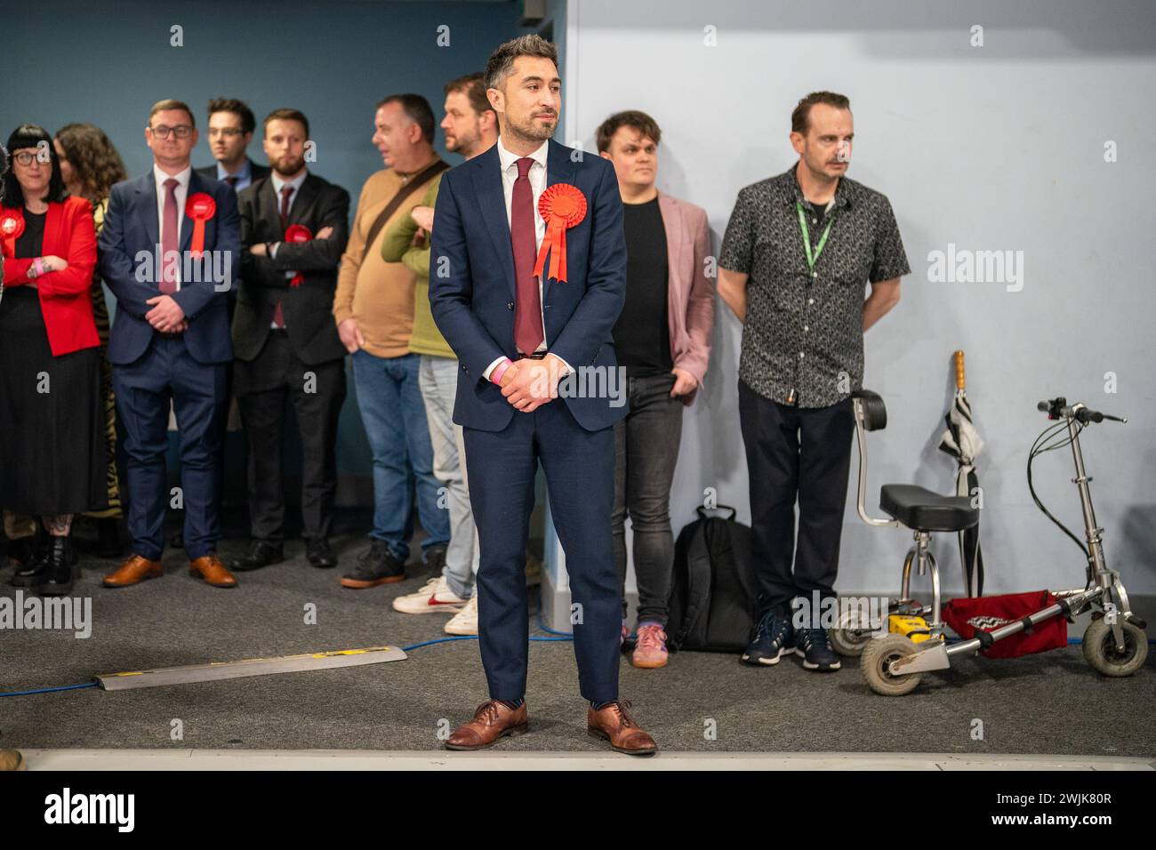 Le candidat travailliste Damien Egan attend avant d'être déclaré ...