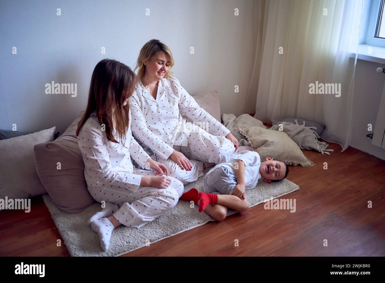 Chatouiller fille Banque de photographies et d’images à haute ...