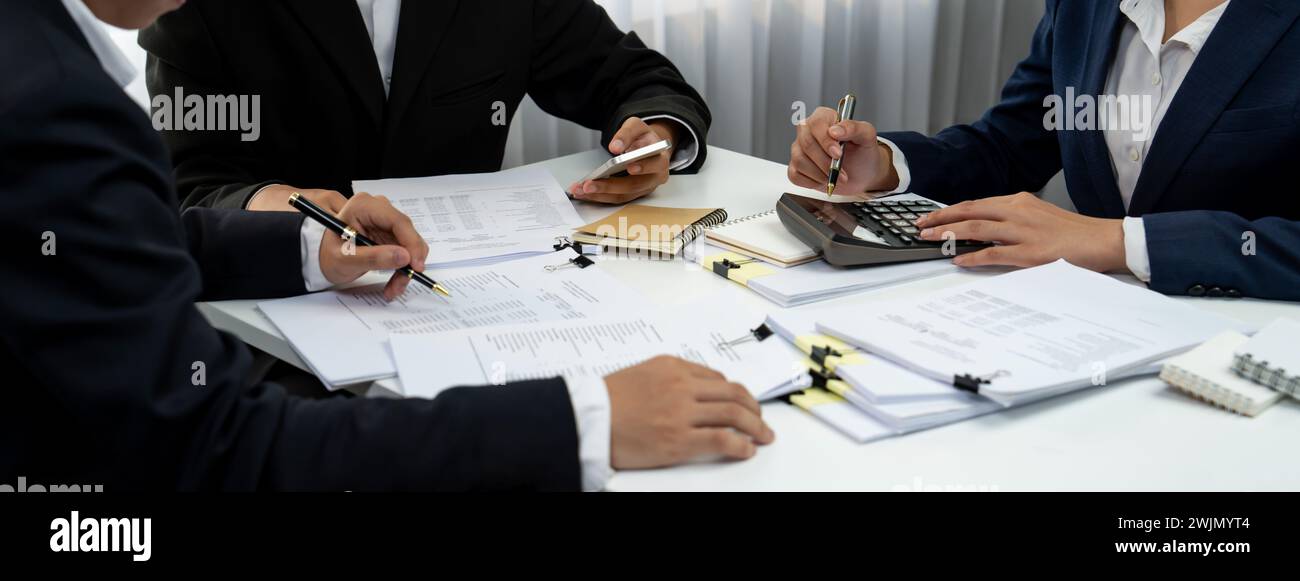 L'équipe de comptables d'entreprise utilise la calculatrice pour ...