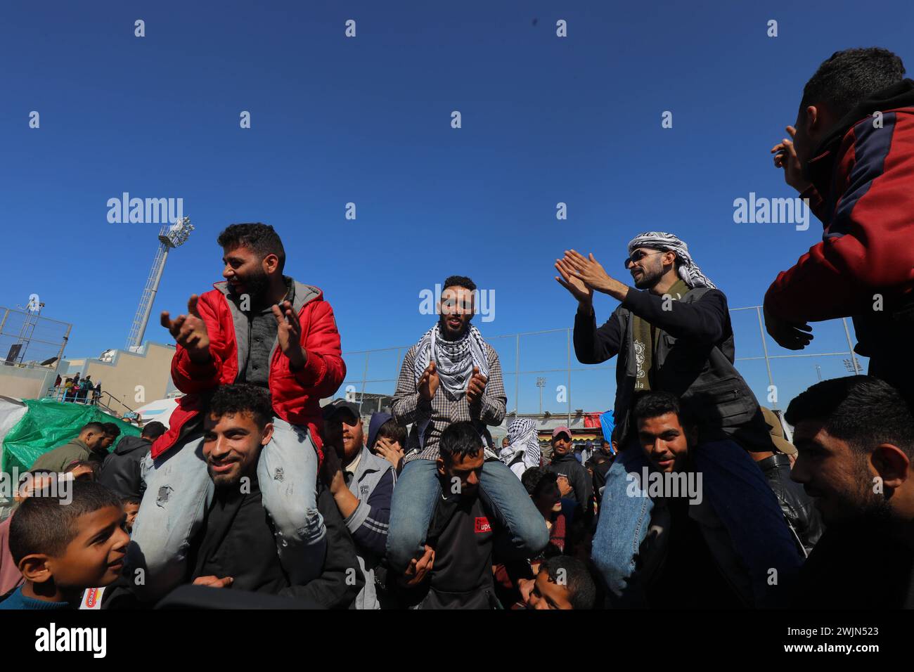 Un marié palestinien, Mahmoud AKhzaiq, et son épouse sont entourés par ...