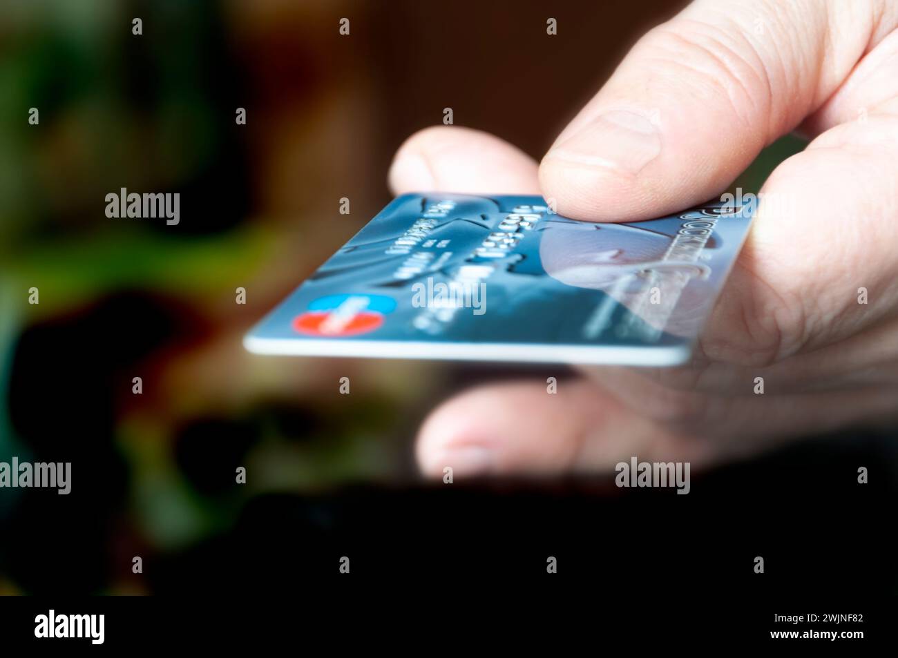 Main noire et carte bancaire Banque de photographies et d’images à ...