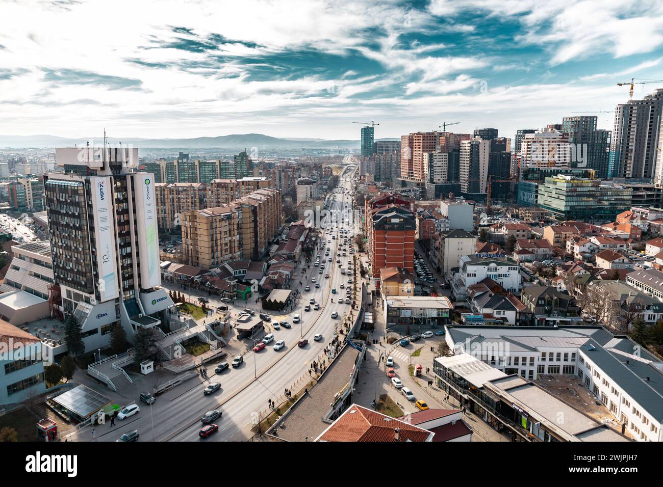 Pristina, Kosovo - 5 février 2024 : vue aérienne de la rue depuis la cathédrale mère Teresa dans ...