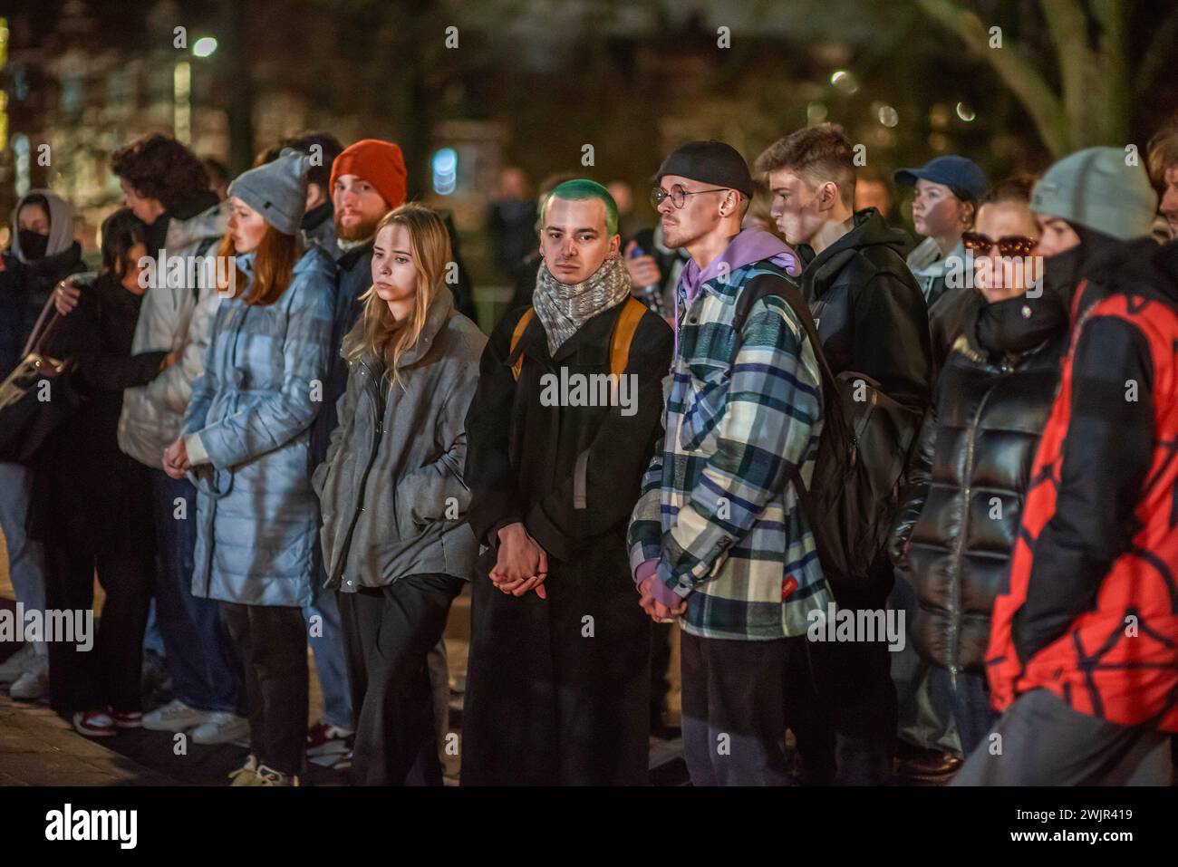 Les Personnes En Deuil Devant Lambassade De Russie à La Haye Rendent