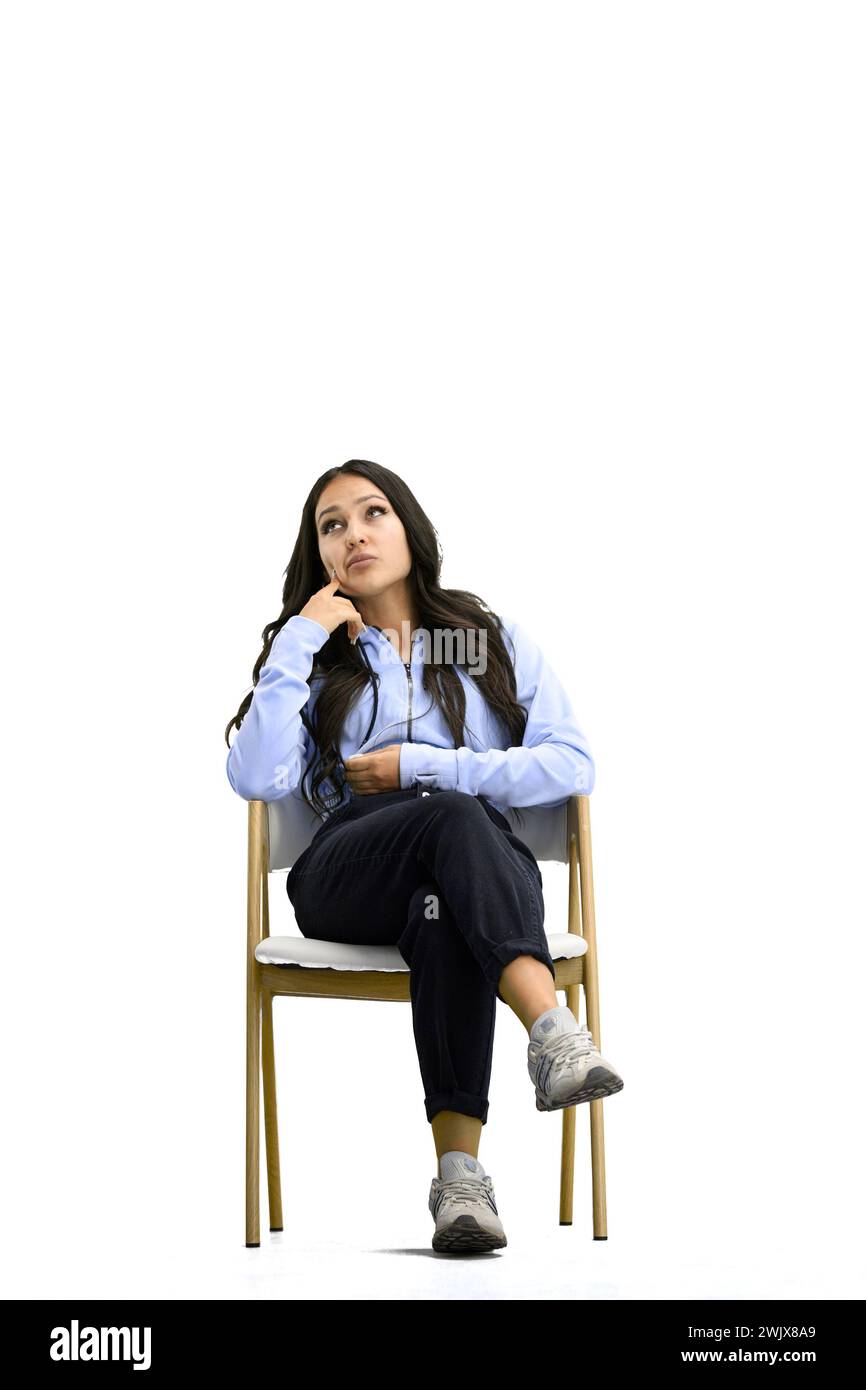 Femme Assise De Face Sur Une Chaise Banque Dimages Détourées Alamy