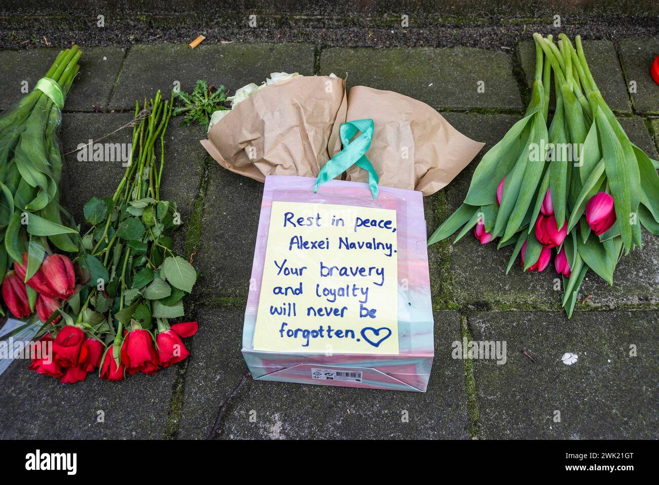 Fleurs, bougies et messages près du mur de l'ambassade de Russie à la ...